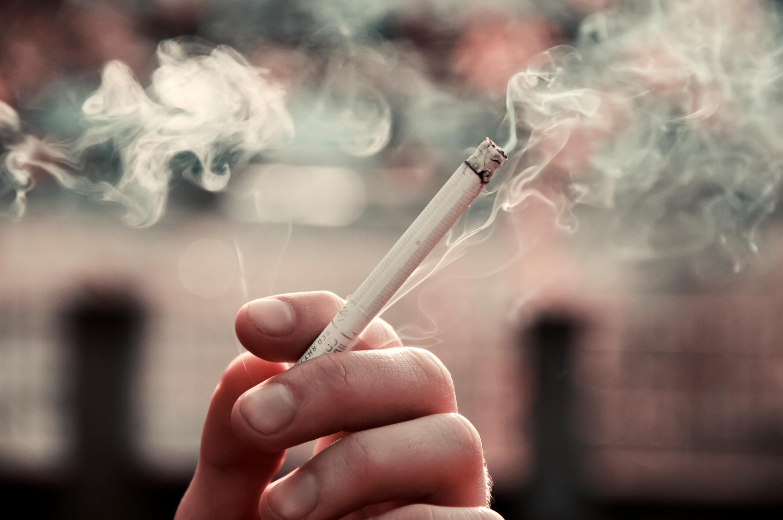 El tabaco y su influencia en el dolor de espalda - EEDE